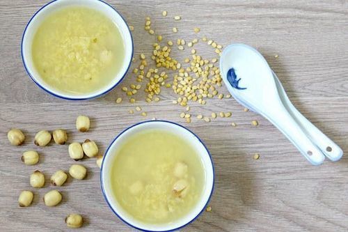 Cách nấu chè hạt sen tươi với đậu xanh, bột sắn dây ngon nhất