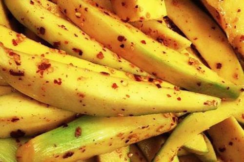 Cách làm xoài lắc muối tôm chua ngọt ngon nhất Sài Gòn