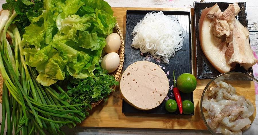 Cách làm món bún cuốn tôm thịt với xà lách, trứng và hành chần