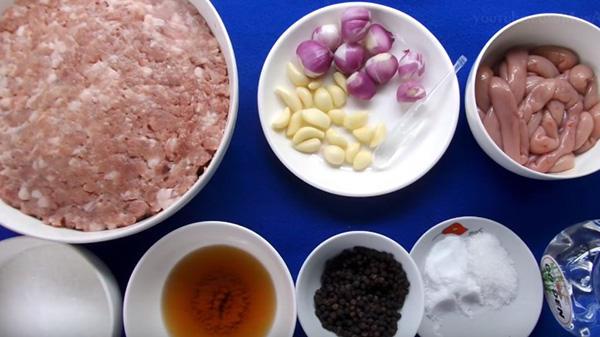 Cách làm lạp xưởng tươi tại nhà có màu đỏ với rượu mai quế lộ